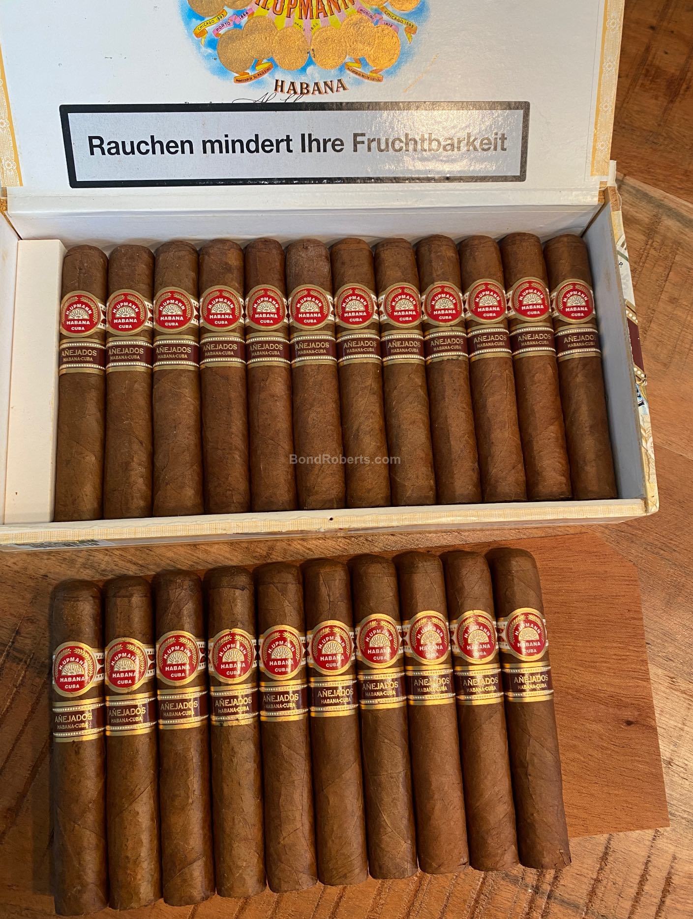 H. Upmann Robustos Habanos Añejados Dress Box of 25 cigars 10485