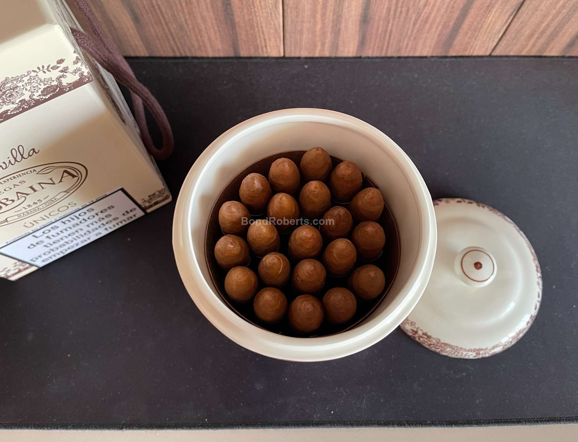 Vegas Robaina Unicos Serie Sevilla Jar 2023 Ceramic Jar of 21 cigars 21531