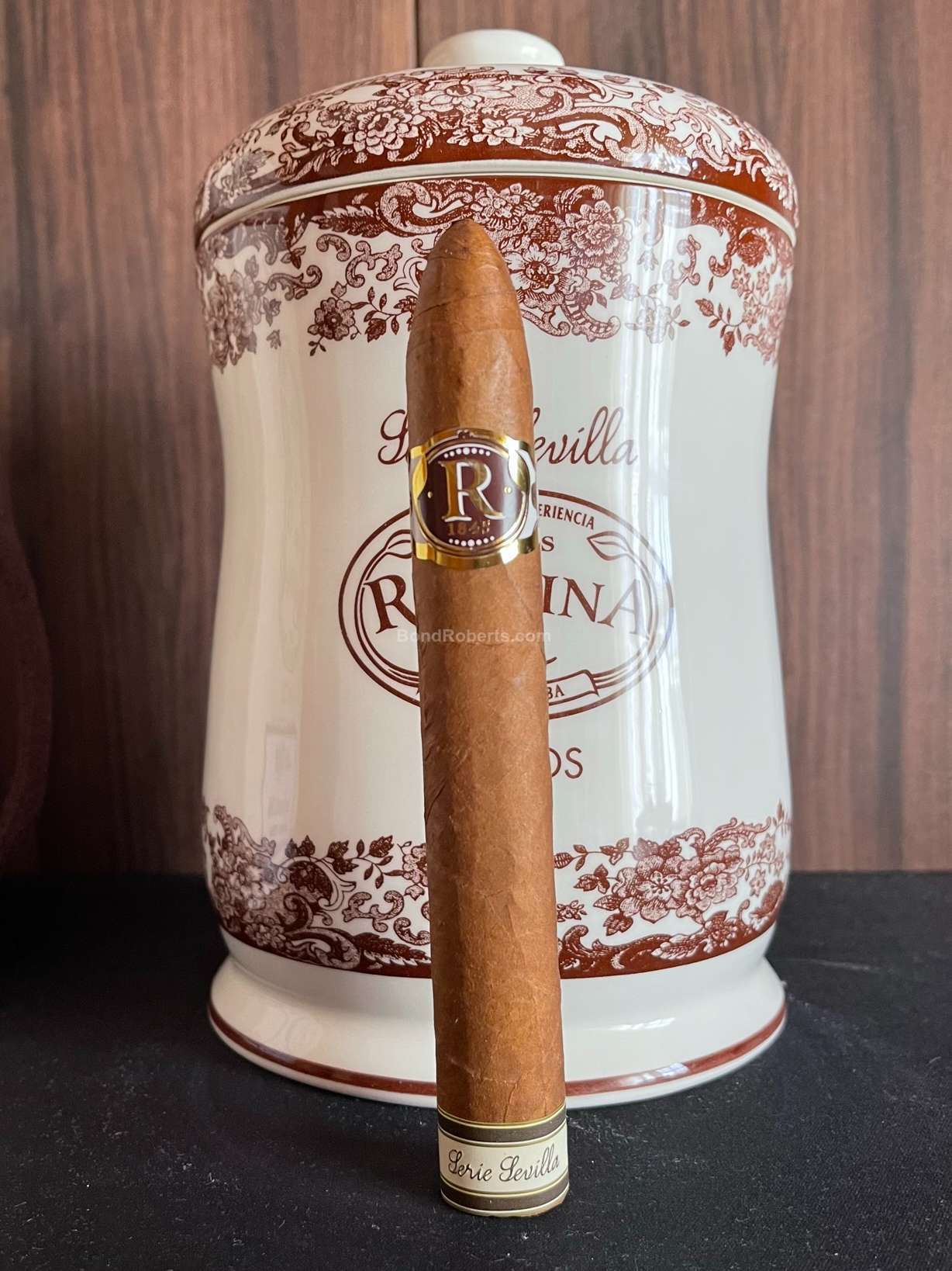Vegas Robaina Unicos Serie Sevilla Jar 2023 Ceramic Jar of 21 cigars 21531