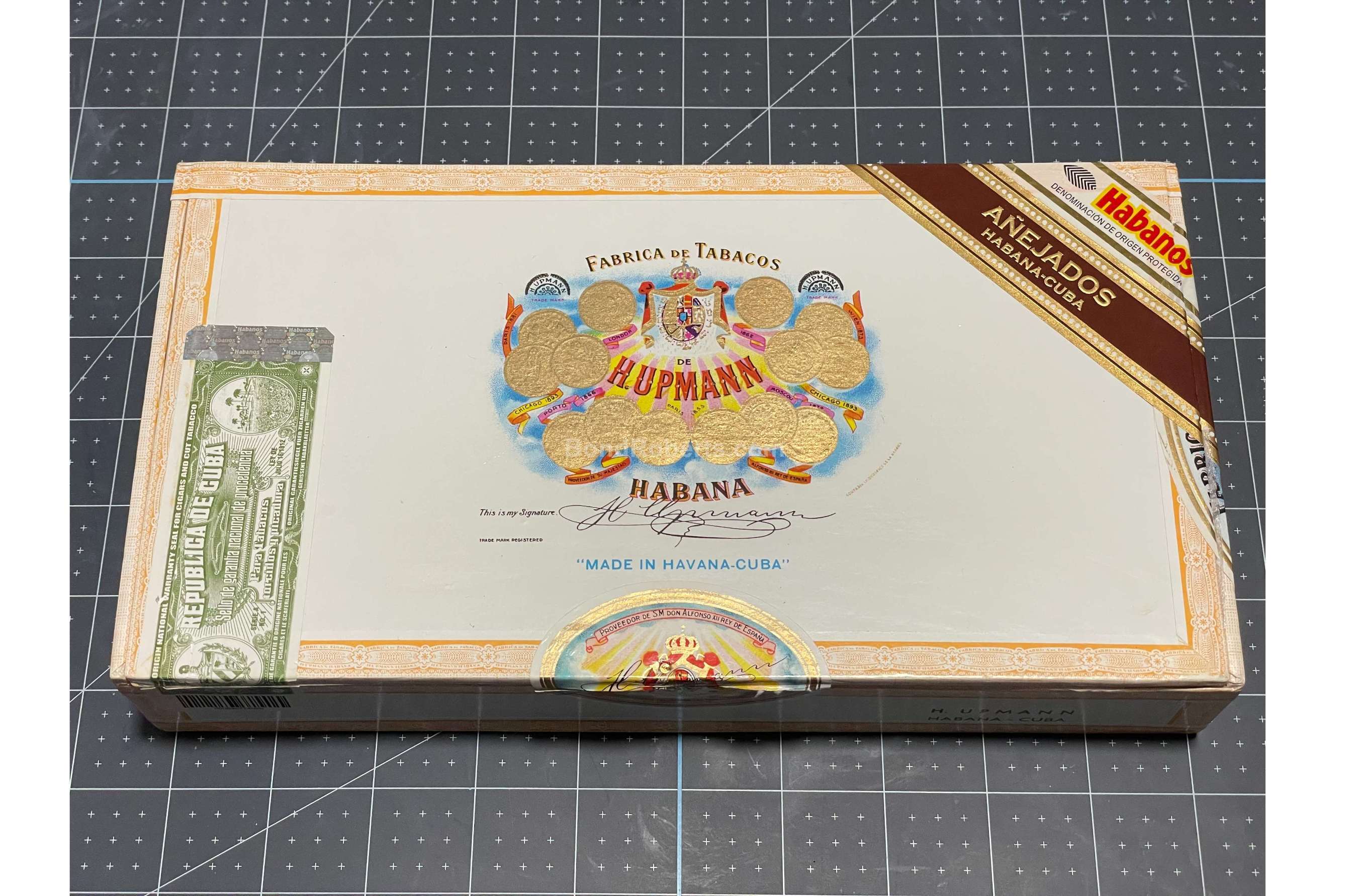 H. Upmann Robustos Habanos Añejados Dress Box of 25 cigars 15183