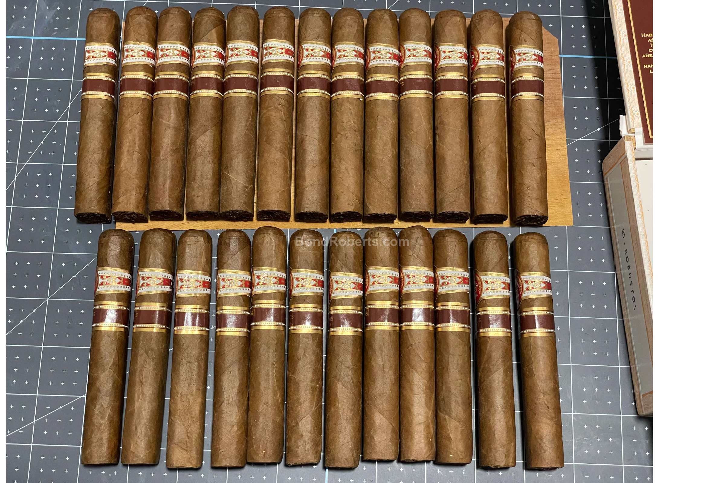 H. Upmann Robustos Habanos Añejados Dress Box of 25 cigars 15183