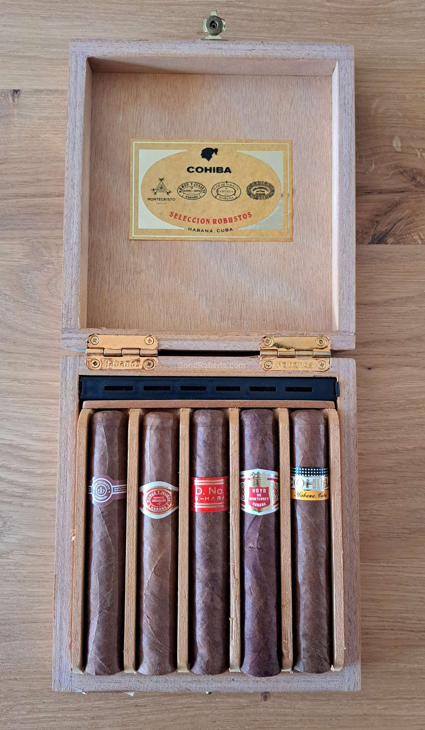 Habanos Robusto Selección Robustos Selection Box of 5 cigars comprising ...