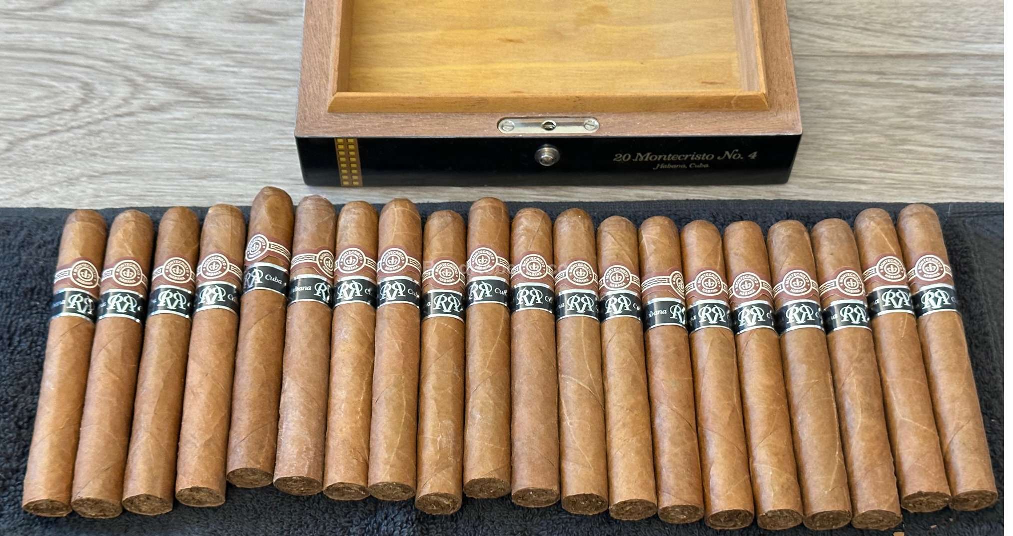 Montecristo Montecristo No.4 Reserva Cosecha 2007 Black lacquered Boîte ...