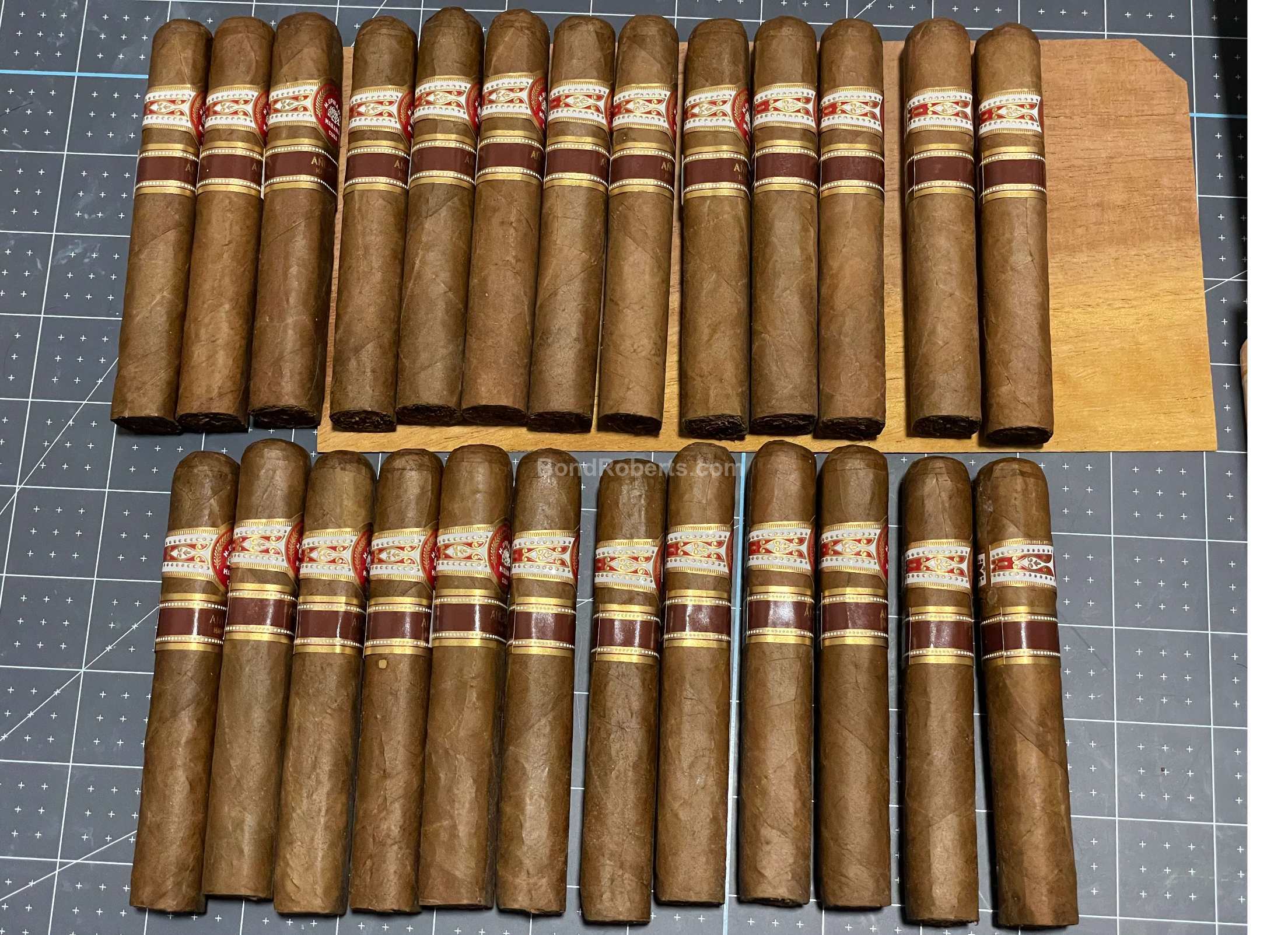 H. Upmann Robustos Habanos Añejados Dress Box of 25 cigars 15183