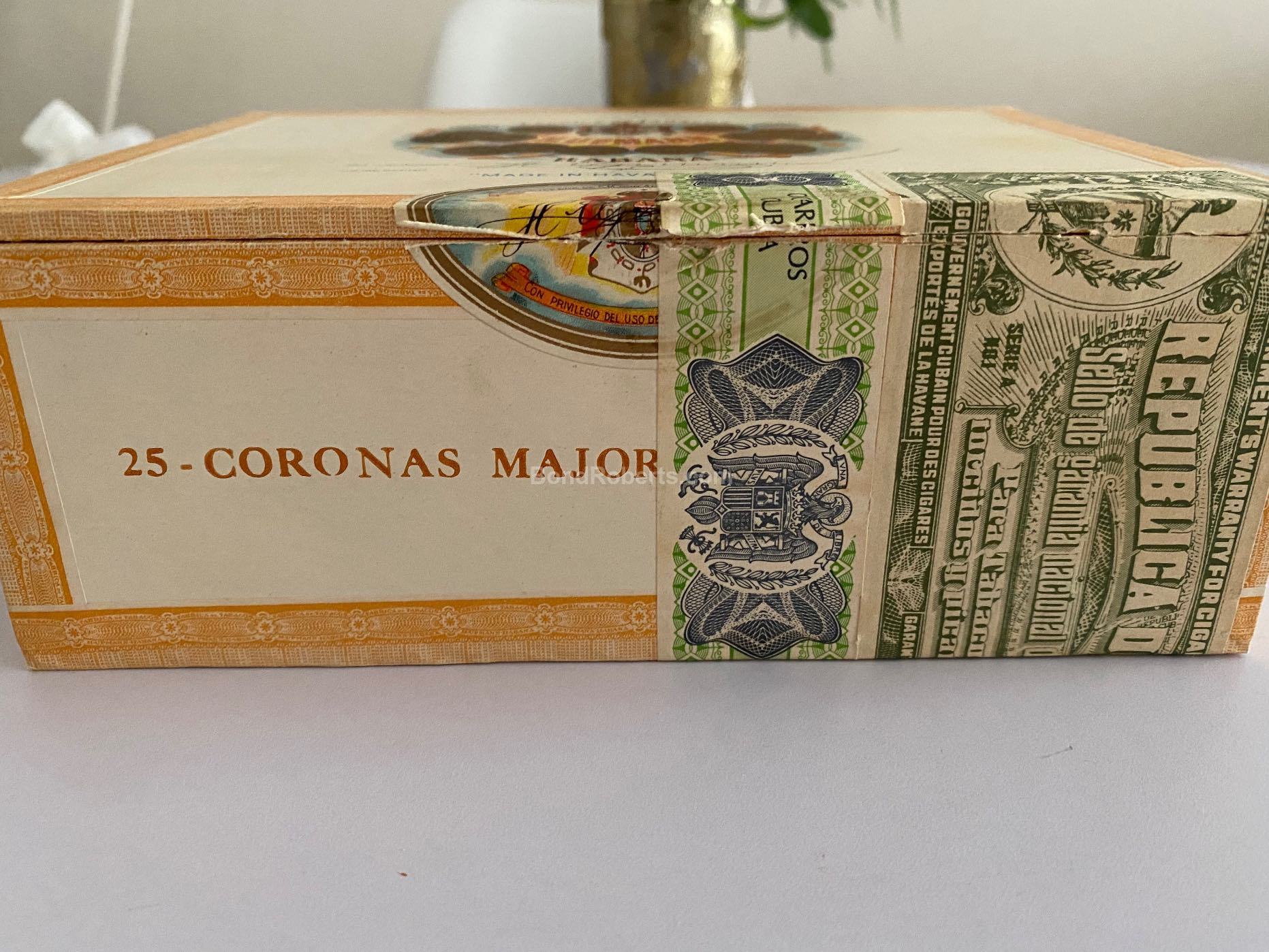H. Upmann Coronas Major Dress Box of 25 cigars in aluminium tube 15906